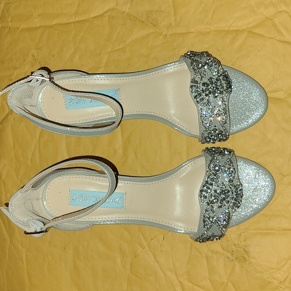 Betsey Johnson | Shoes | Betsey Johnson Mel Sandal Silver Metallic ...